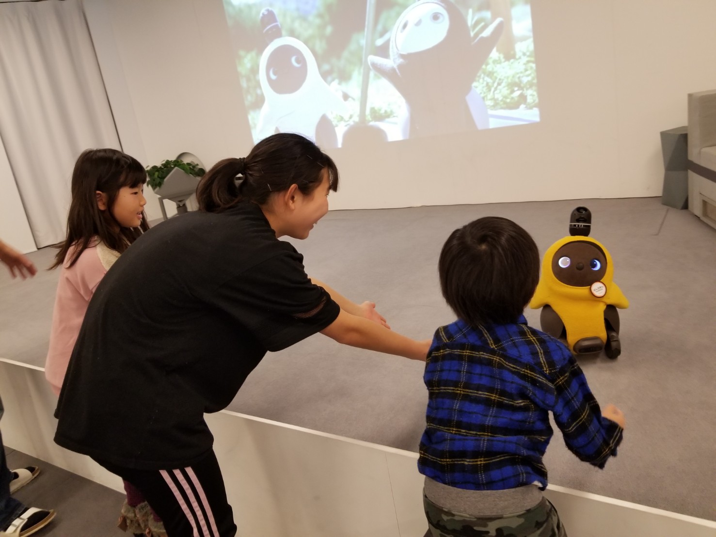 LOVOT MUSEUM(らぼっと)体験したい!実際に会って触れるロボット!可愛すぎる♪ | 『ママ何歳？』湘南にぎやか家族